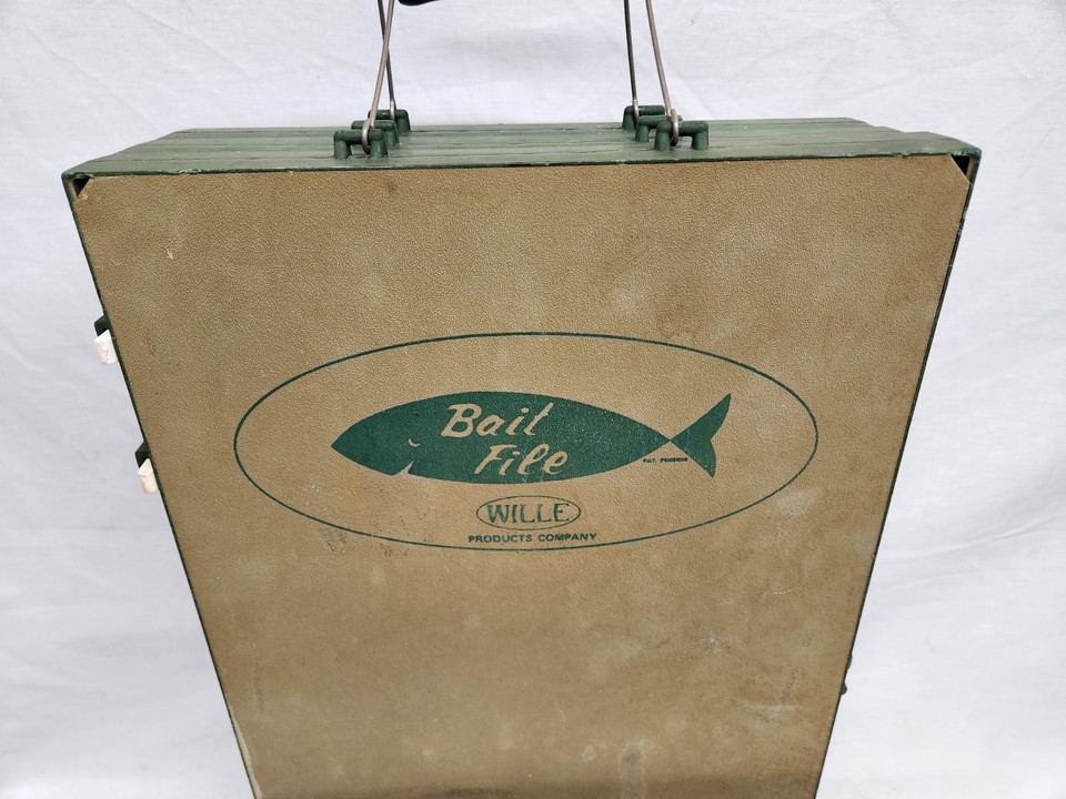 VINTAGE 3 PANEL WILLE BAIT FILE Tackle Fishing Lure Box Holds 99 Lures ...