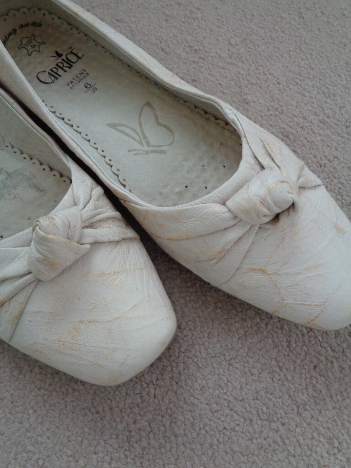 CAPRICE BRAND NEW CREAM AND GOLD LEATHER PUMPS WITH BOW DETAIL - SIZE 6 ...