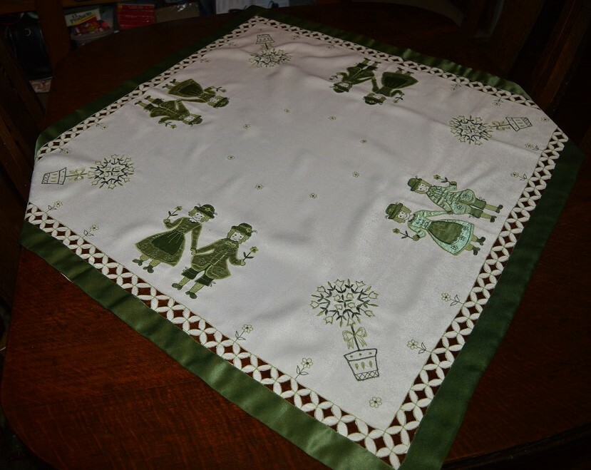 TRADITIONAL BAVARIAN FOLK PEOPLE IN GREEN! SPRING GERMAN TABLECLOTH ...