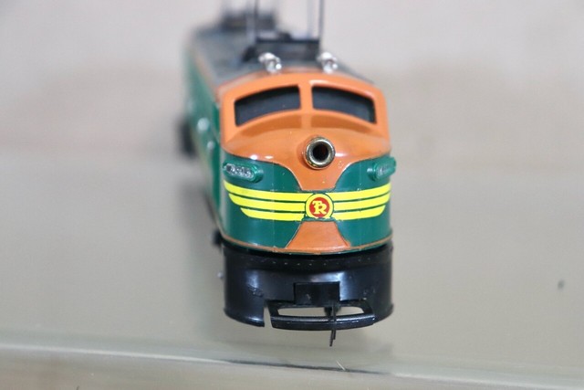 Tri-ang R257 Double Ended Electric Locomotive With 4 Matching Coaches ...