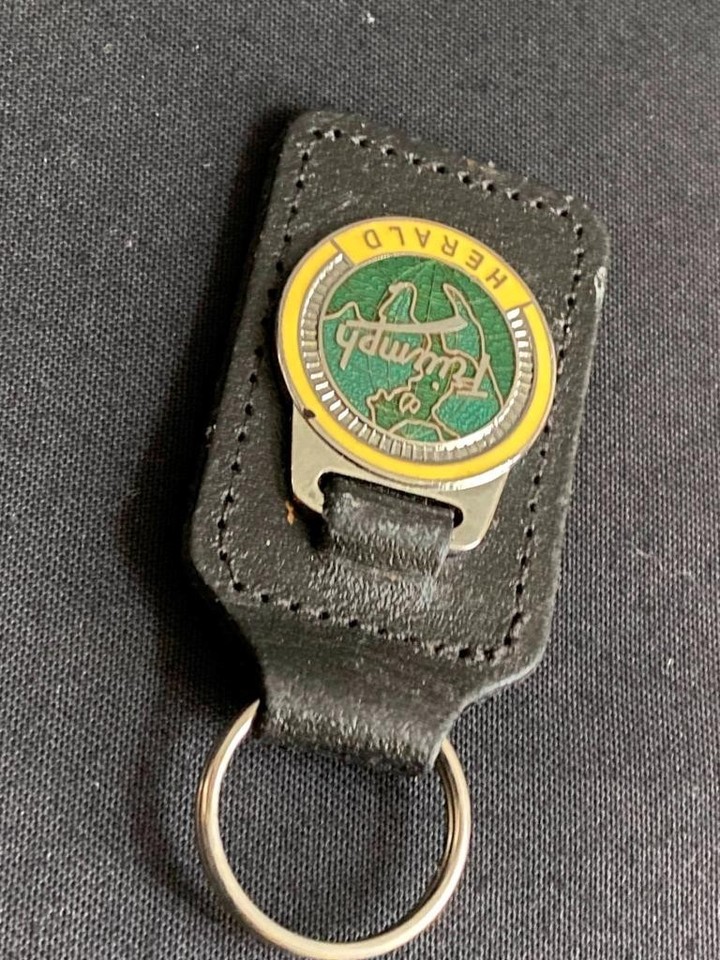 TRIUMPH HERALD VINTAGE MOTOR CAR ENAMEL LEATHER KEY RING KEY FOB BADGE ...