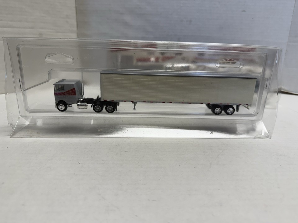 Lot Of HO 1/87 scale Tractor Trailers Peterbilt, Freightliner and Volvo ...