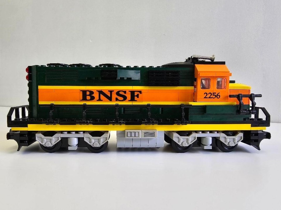 LEGO Burlington Northern Santa Fe (BNSF) GP-38 Locomotive 10133 In 2004 ...