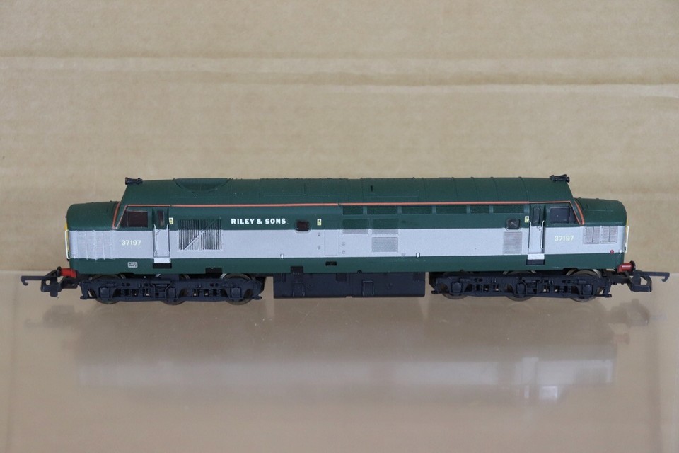 LIMA RE PAINTED BR RILEY & SONS CLASS 37 DIESEL LOCOMOTIVE 37197 nt | eBay