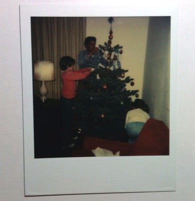 VINTAGE 70S FOUND POLAROID PHOTO FAMILY HANGING UP ORNAMENTS ON ...