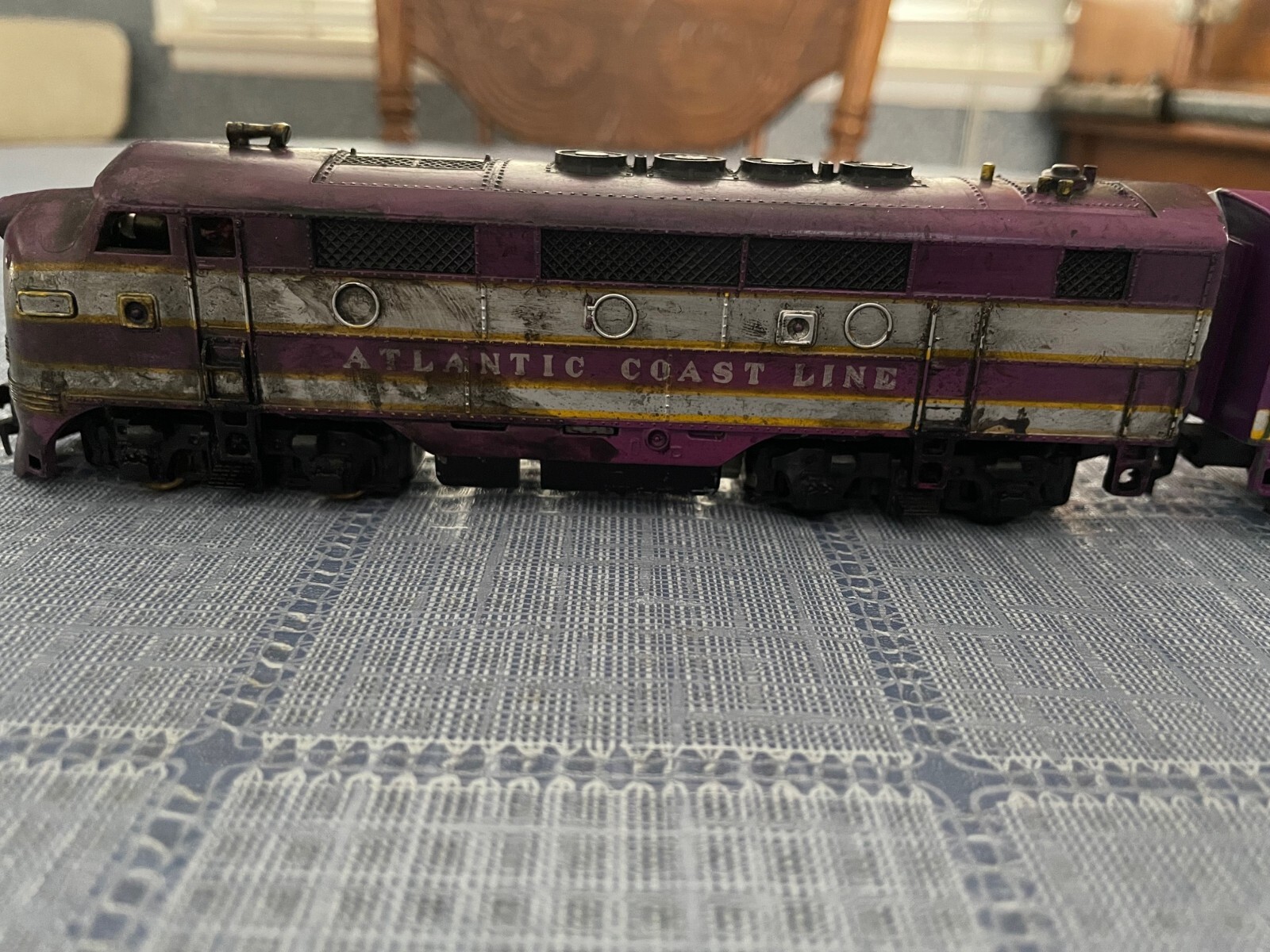 HO Atlantic Coast Line Powered Diesel Engine Locomotive w/Passenger ...