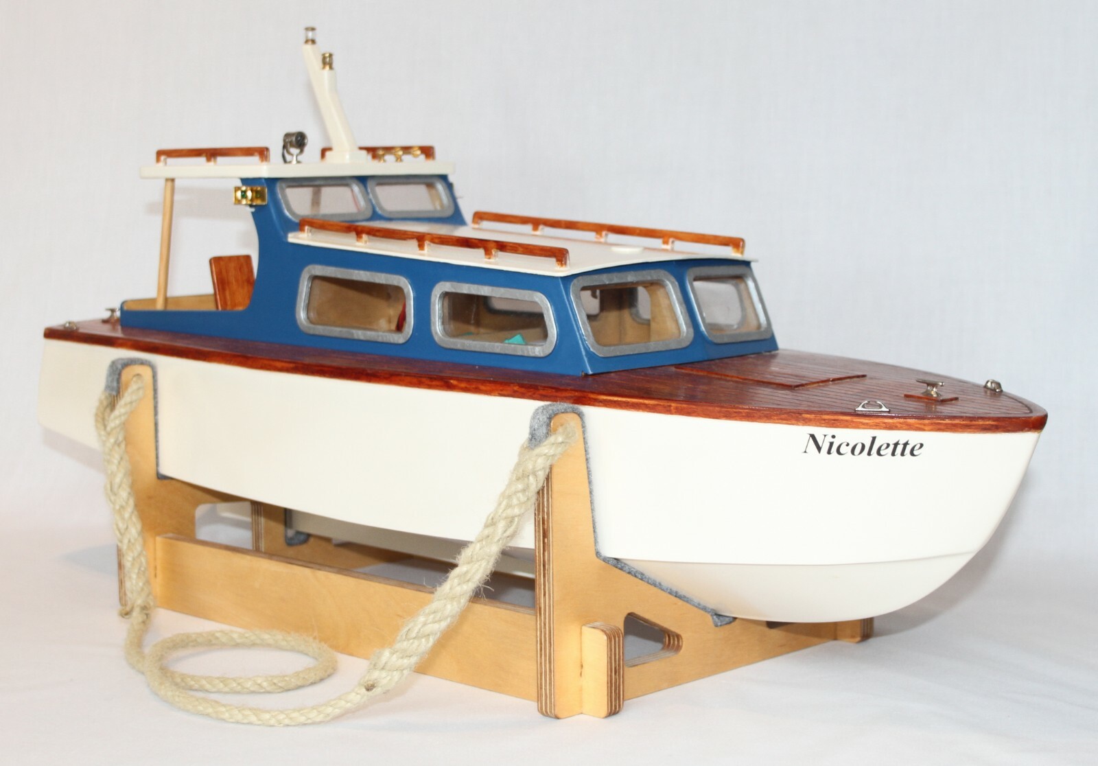 Kestral Vintage Style Cabin Cruiser Radio Control model boat kit with ...