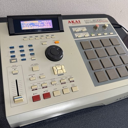AKAI Professional MPC2000XL Sampler Sampling Sequencer Drum Machine ...