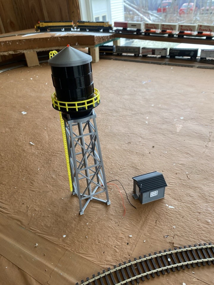 1:87 HO Scale Water Tower with Shed - Black/Silver | eBay