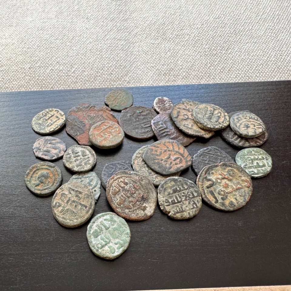 Lot 25 Medieval Islamic coins- Ayyubi Dynasty Mongol Mamluk Seljuks ...