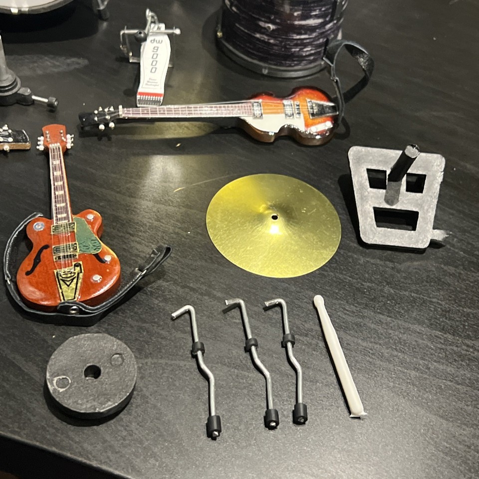 RINGO STARR Beatles Ludwig Miniature DrumSet Drum Set & Guitars ...