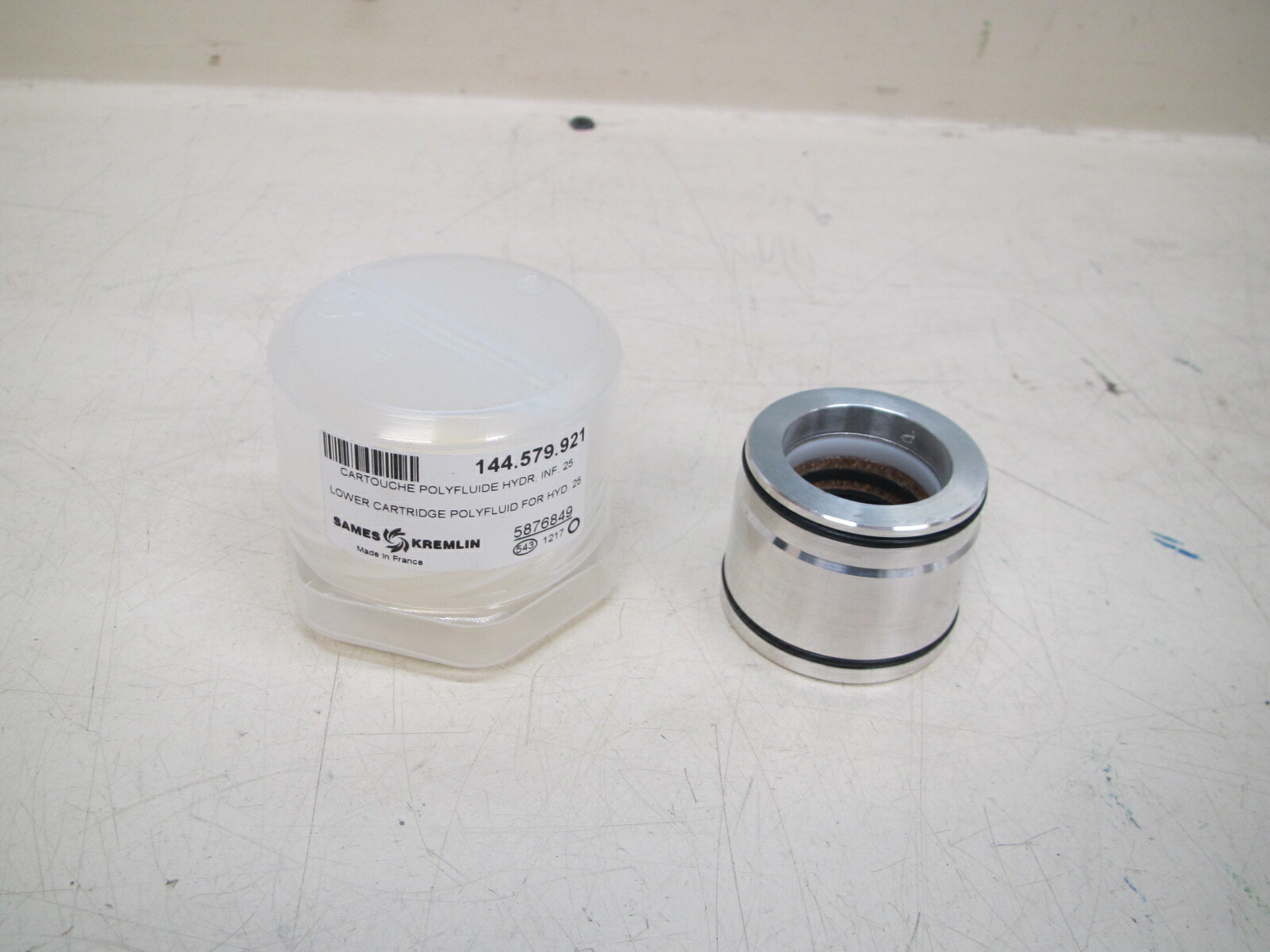 Sames Kremlin 144-579-921 Lower Polyfluid Cartridge for Hyd 25 New Free ...