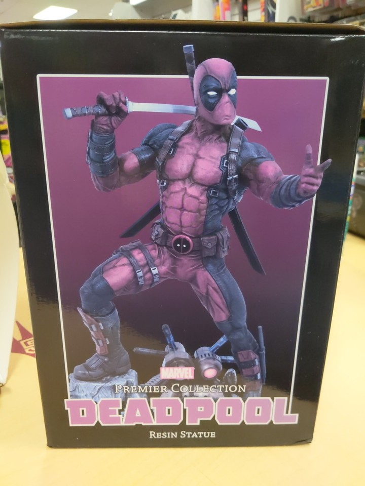 NEW DIAMOND SELECT TOYS Marvel Premier Collection Deadpool Resin Statue ...