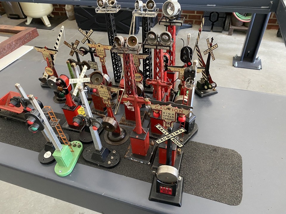 HUGE lot Of Vintage Lionel, Marx Train Gates, Crossings, Light Towers ...