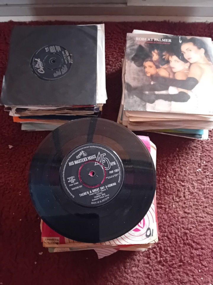 JOB LOT OF 324 x 7" SINGLES FROM THE 1950's, 60's, 1970's & 1980's ...