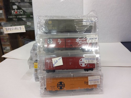 N SCALE MICRO TRAIN 50 FT BOX CARS 4 SANTA FE | eBay