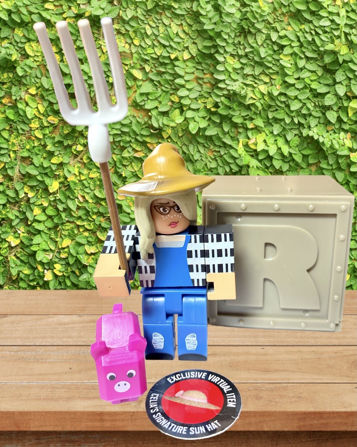 Roblox Series 10 Farmer Celia and Celia's Signature Sun Hat VIRTUAL ...