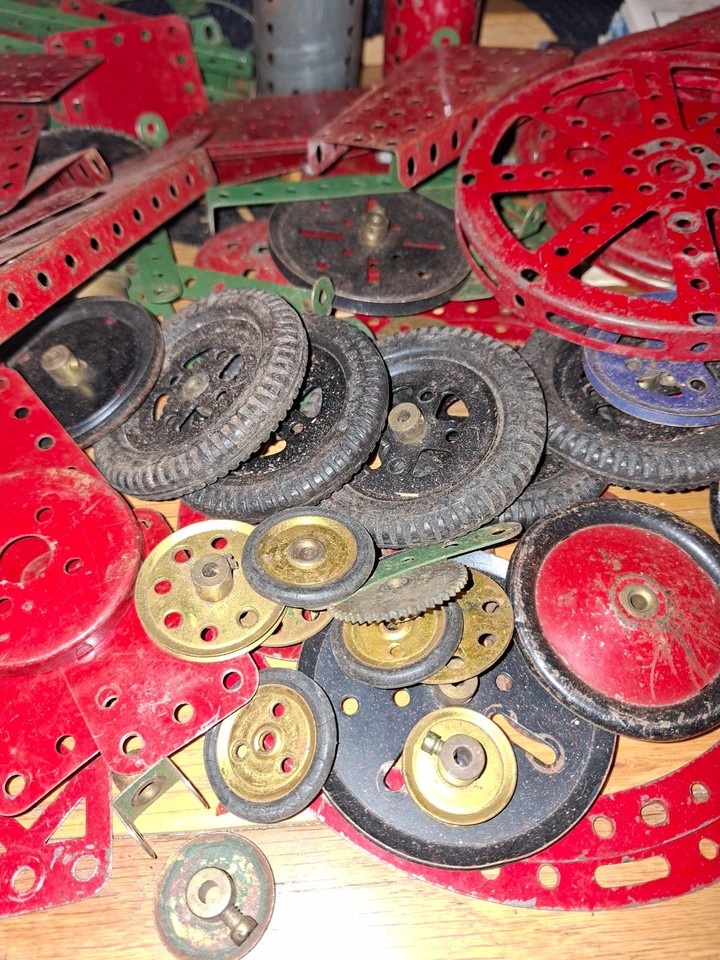 LARGE LOT OF VINTAGE MECCANO – WHEELS COGS SHEETS GIRDERS NUTS BOLTS ...