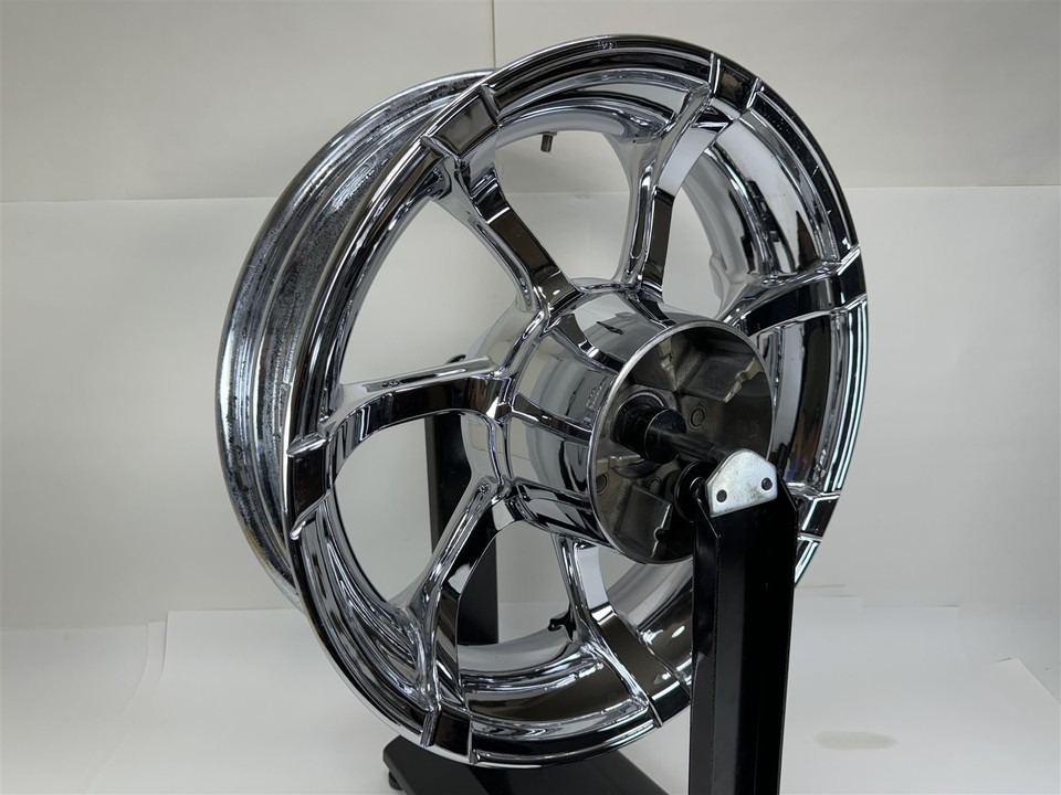 Harley-Davidson 2011 Road Glide CVO Wheels Agitator Chrome F 18x3.5 R ...