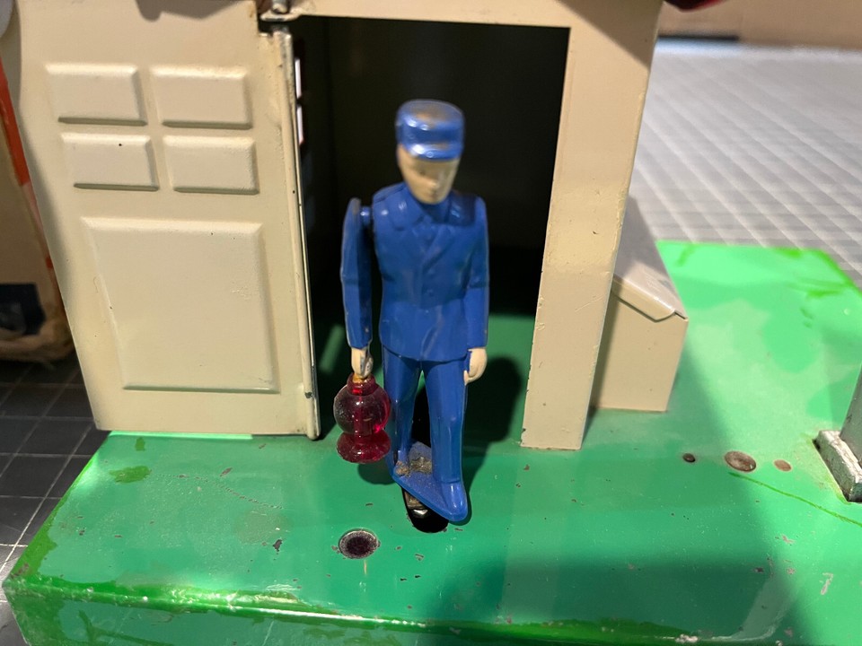 Lionel O Train 45 N Automatic Operating Gateman EARLY Metal Version w ...