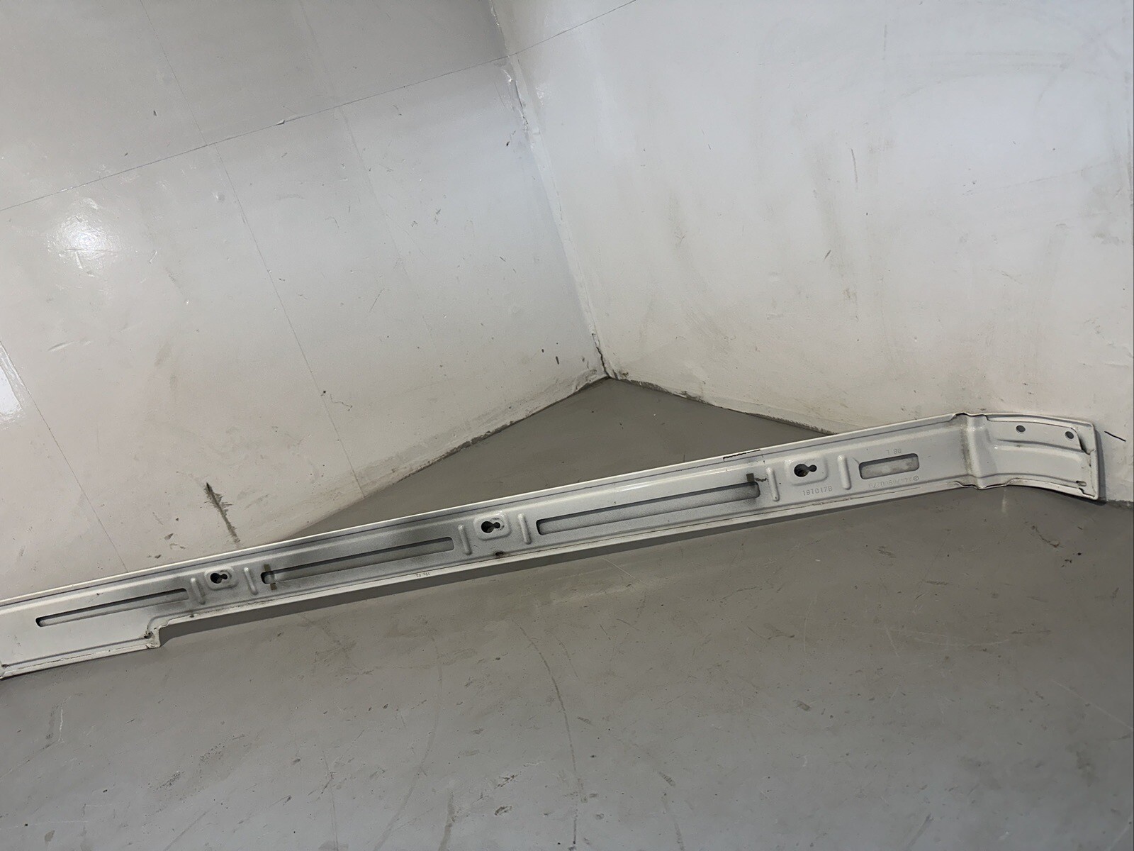 2019 MERCEDES VITO W447 - Left Sliding Door Rail Runner Cover White ...