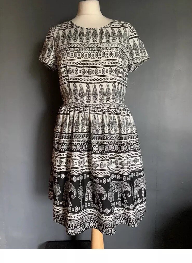 new look Black /white Batik Look Pattern Short Sleeve… - Gem