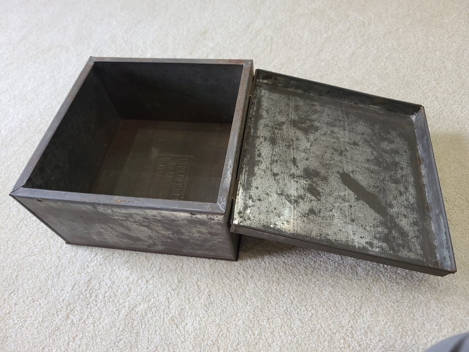 Independent Baking Co., Davenport, Iowa, Fine Biscuit, hinged tin box ...