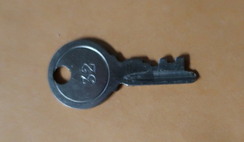 #32 Cheney England 32 Suitcase Luggage Trunk Key International Travel ...