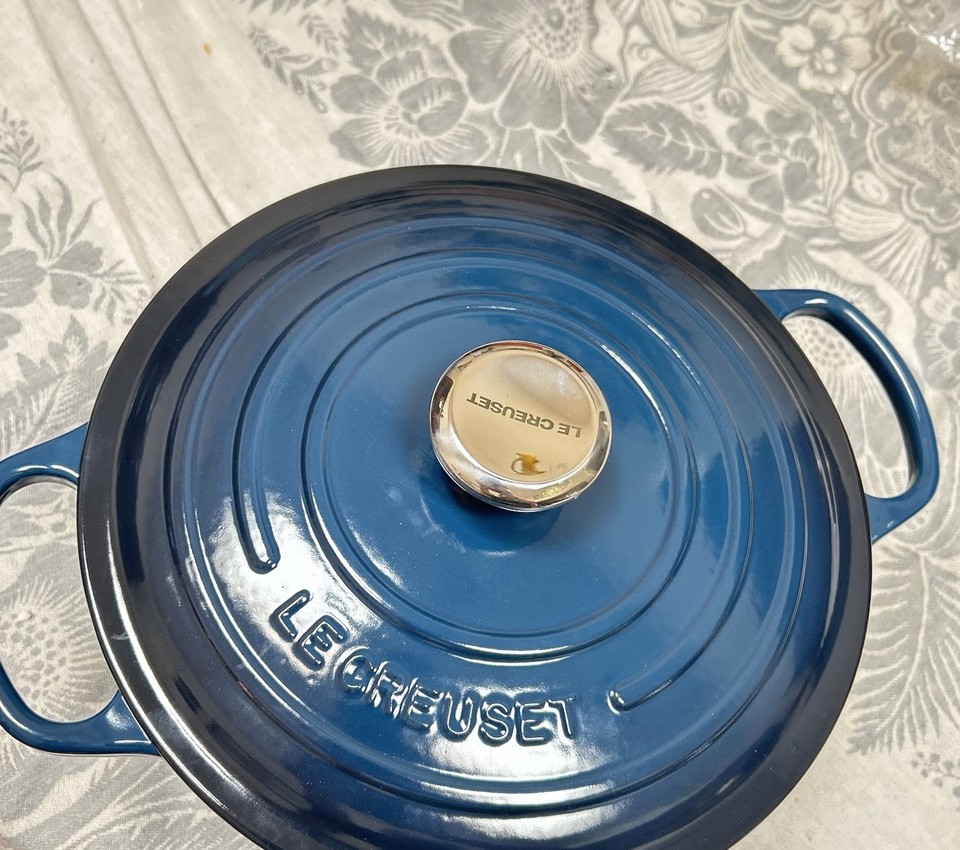 NEW Le Creuset Signature Enameled Cast Iron 5.5 Qt. Round Dutch Oven ...