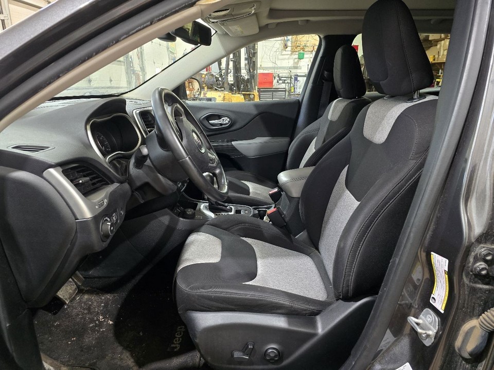 Used Rear Right Door Assembly Rear Side fits: 2014 Jeep Cherokee ...