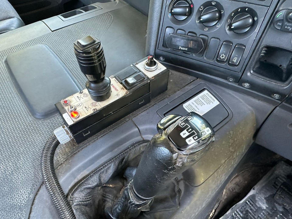 2006 SCANIA P340 6x2 HOOKLOADER MANUAL GEARS VBG DRAW BAR PDE ENGINE ...