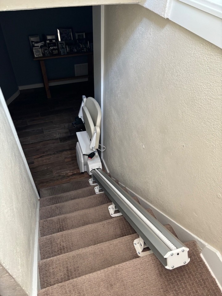 Pre Owned Stair Lift - Ameriglide - RAVE II - KNT - Excellent Condition ...
