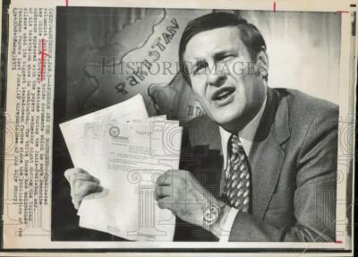 1971 Press Photo Columnist Jack Anderson shows White House documents in ...