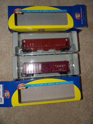 2 HO Athearn Ready to Roll Cars - 1 ATSF Hopper & 1 Wisconsin Central ...