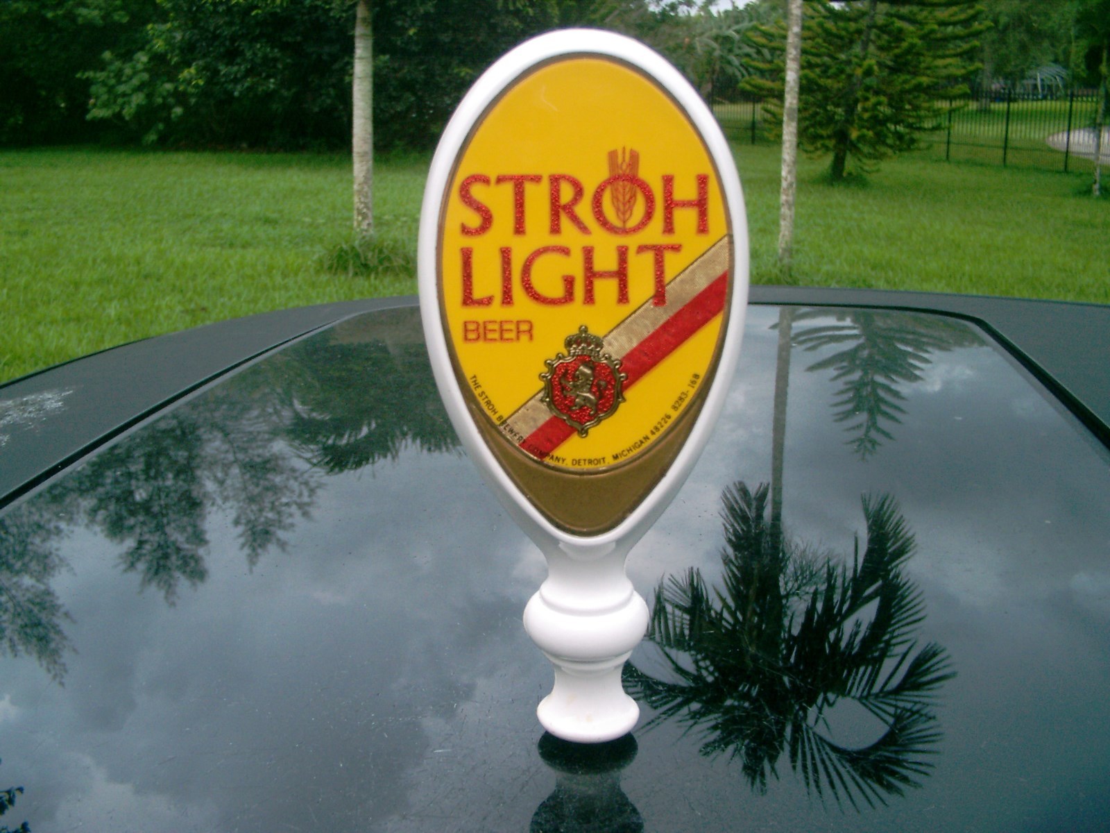 STROH LIGHT BEER, BEER BAR TAP HANDLE WHITE PLASTIC BODY YELLOW AND RED ...