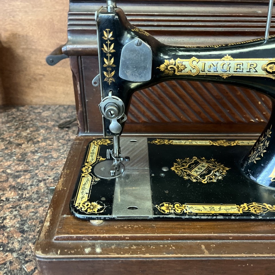 1935 Singer No.28 Hand Crank Sewing Machine and Case Great Condition RS ...