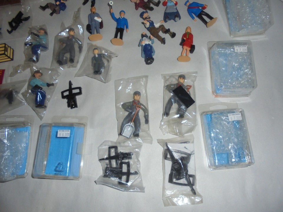 BACHMANN AND OTHERS LARGE LOT OF G GAUGE FIGURES,CRATES AND MORE LOT 3 ...