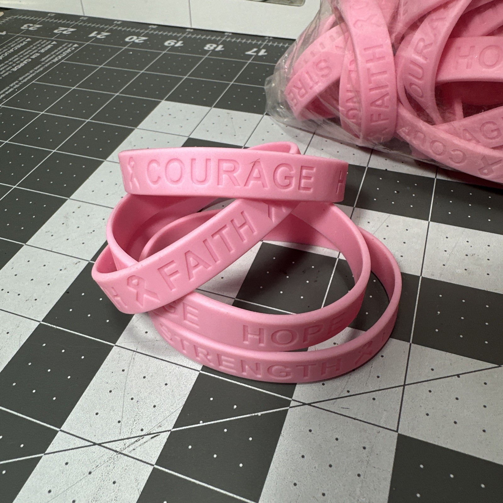 100 Pcs pink silicone Support wristbands bracelets Breast Cancer ...