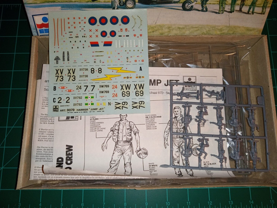 1/72 9079 Esci Harrier Gr.1 with pilots and ground crew RAF decals rare ...