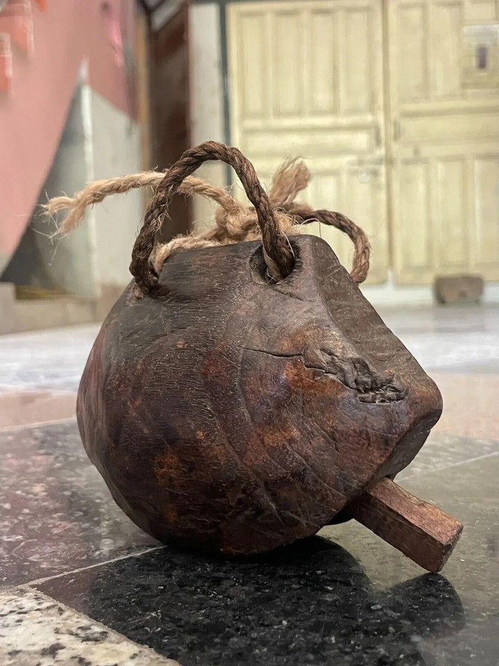 OLD VINTAGE HAND CARVED PRIMITIVE HANGING WOODEN COW BELL, COLLECTIBLE ...