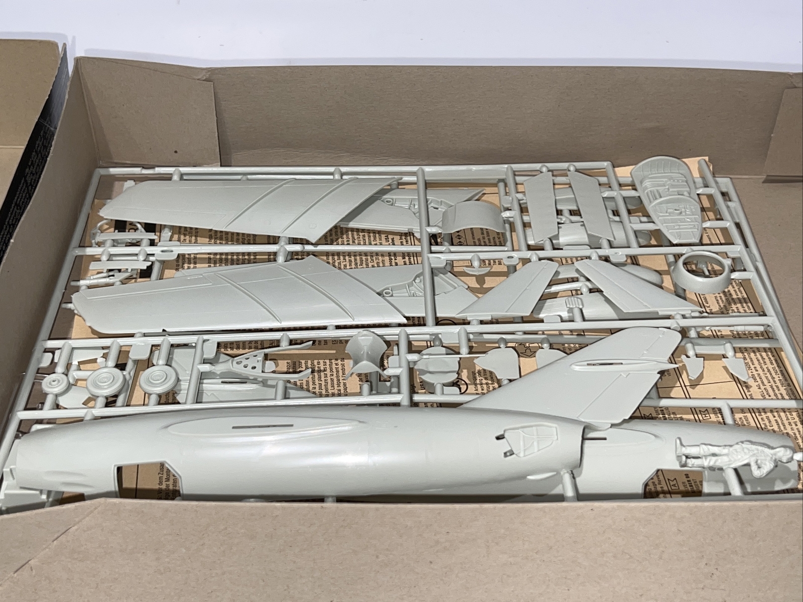 Monogram 1/48 F-8 Crusader Aircraft Plastic Model Kit Jet Fighter 5826 ...