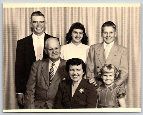 VINTAGE OLD INDOOR ANTIQUE REAL PHOTO PICTURE FAMILY MEN WOMEN BOYS ...