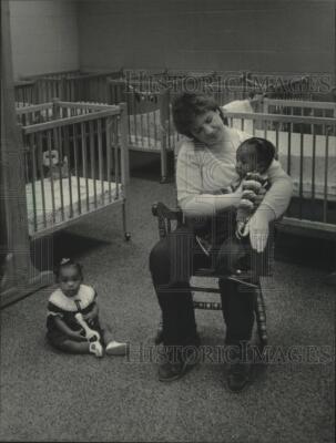 1983 Press Photo Jacqueline Schwab-DeVia, Infant Care Center, Milwaukee ...