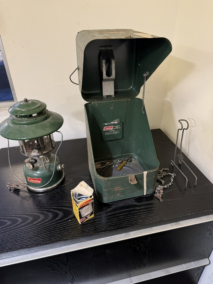 VINTAGE COLEMAN 228F LANTERN W/ PYREX GLASS & METAL CARRYING CASE WOW ...