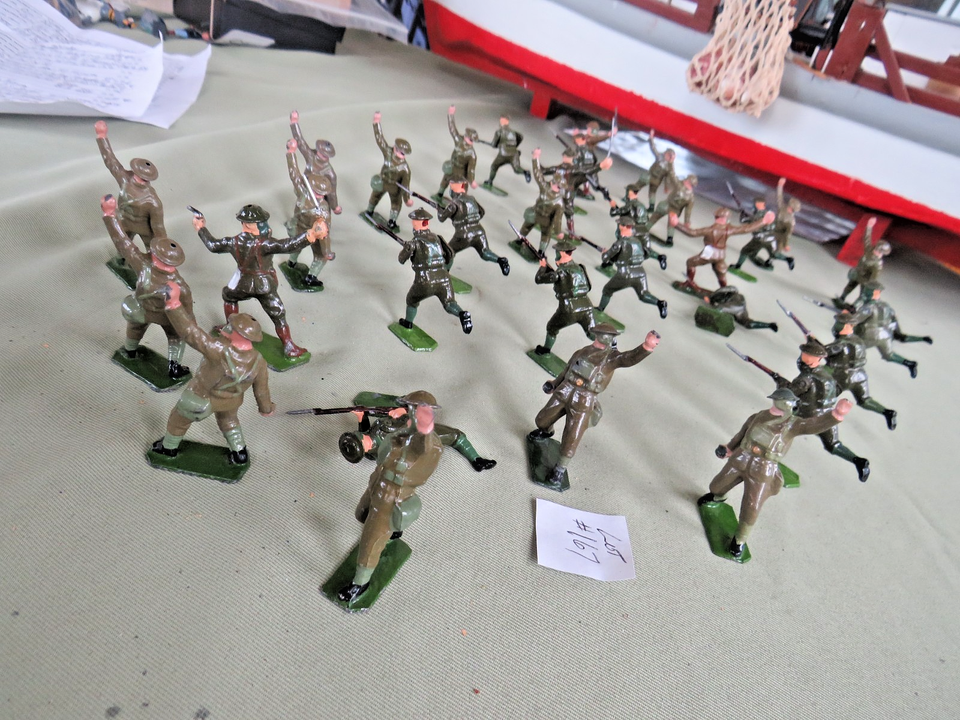 VINTAGE BRITAINS LEAD SOLDIERS WW2 BRITISH INFANTRY 30+ FIGHTING MEN ...