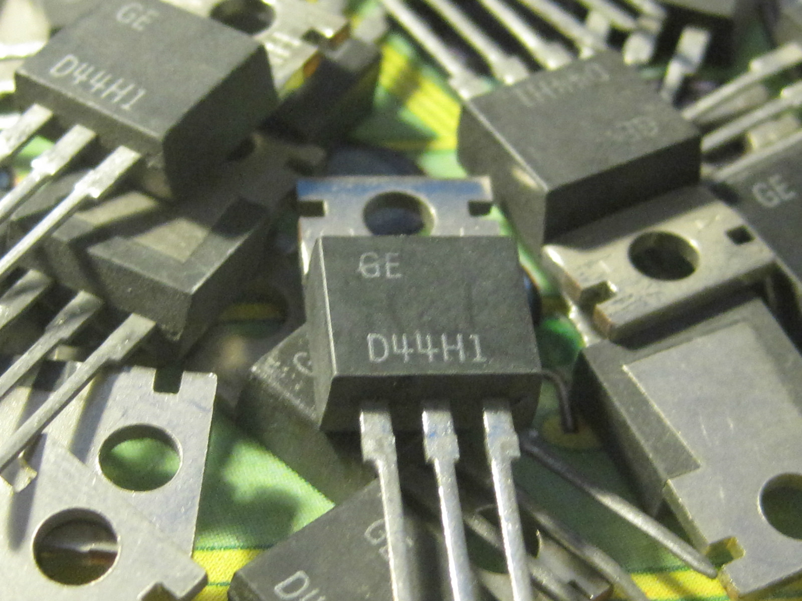 1pcs D44H1 NPN Power Transistor 30V 10A 50W 15Mhz TO220-3 GE | eBay