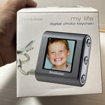 BROOKSTONE My Life Digital PHOTO Keychain Holds 62 ColorPictures NEW In ...