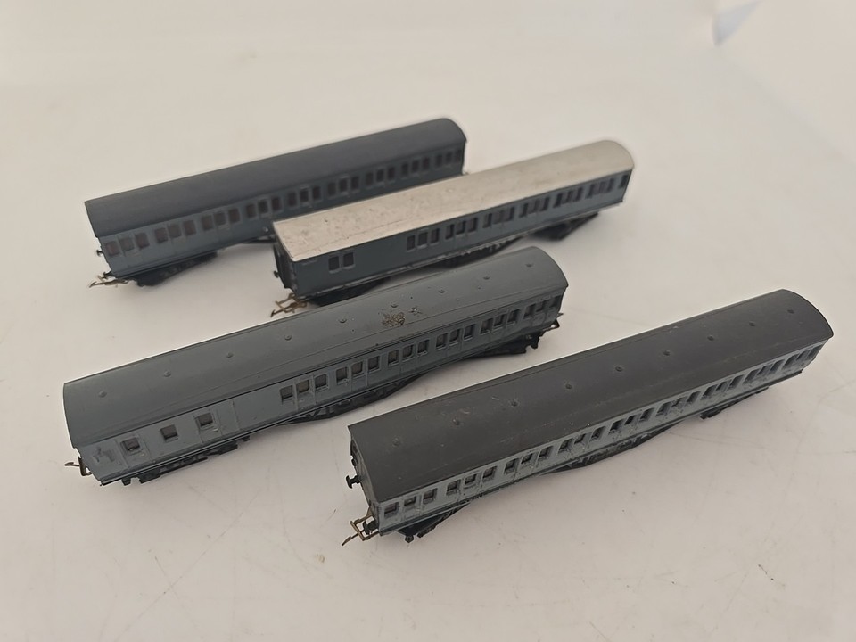 RAKE OF 4X PAINTED GREY N GAUGE MODEL RAILWAY CARRIAGES COACHES ...