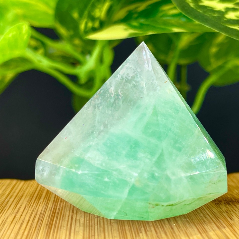 118G Natural green fluorite octahedron quartz crystal diamond healing ...