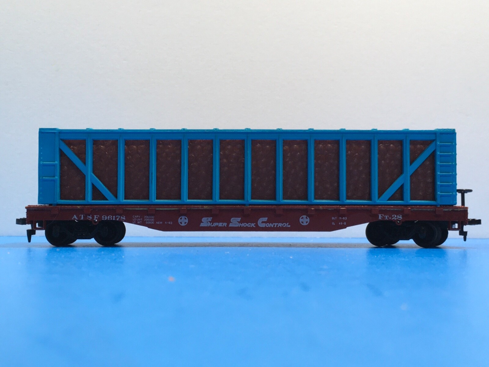 HO Scale "ATSF - Shock Control” 96178 50’ Pulpwood Freight Train Flat ...